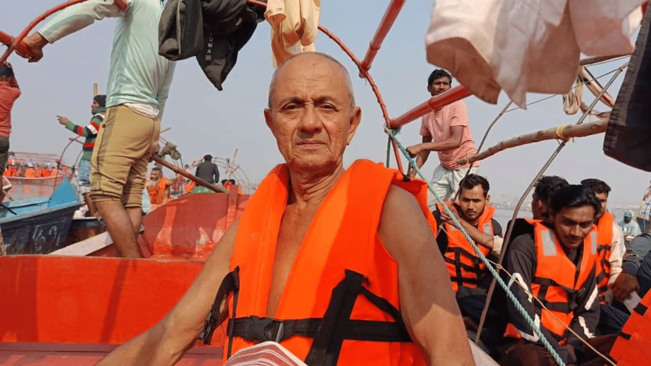 গহপুৰঃ মহাকুম্ভত পবিত্ৰ স্নান কৰি অহা ৭০ বছৰীয়া বৃদ্ধই শিশুৰ লগত ...