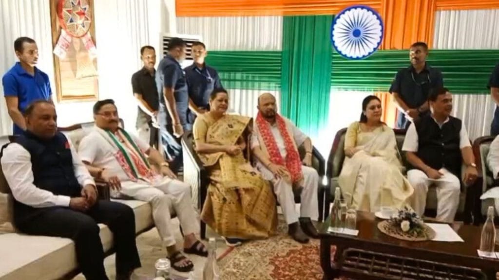 আজি ৰাজ্যপালৰ At Home কাৰ্যসূচীত মুখ্যমন্ত্ৰীৰ লগতে উপস্থিত থাকে বহু ...
